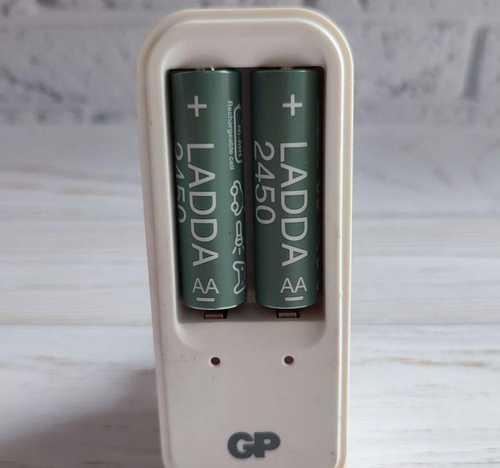 Зарядное устройство GP Power bank для батареек