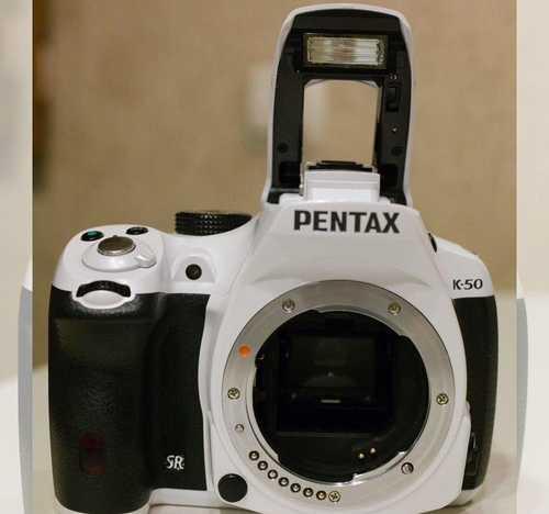 Зеркальный фотоаппарат Pentax K-50 белый