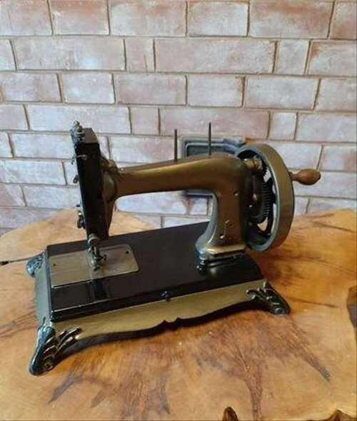 Антикварная швейная машинка XIX в Германия шьет