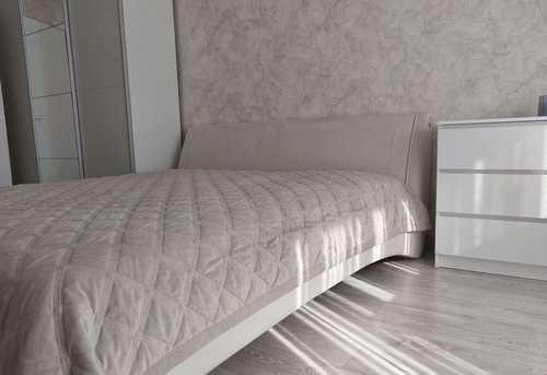 Кровать двухспальная с матрасом 180х200 бу