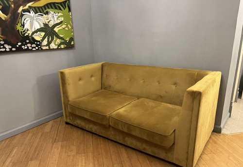 Интерьерный диван горчично-золотистого цвета