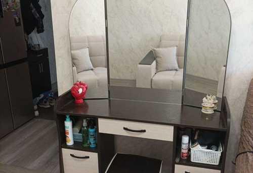 Макияжный,туалетный,стол с зеркалом