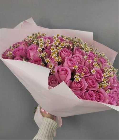 Букет из 91 розовой розы и 22 ромашек, цветы доста