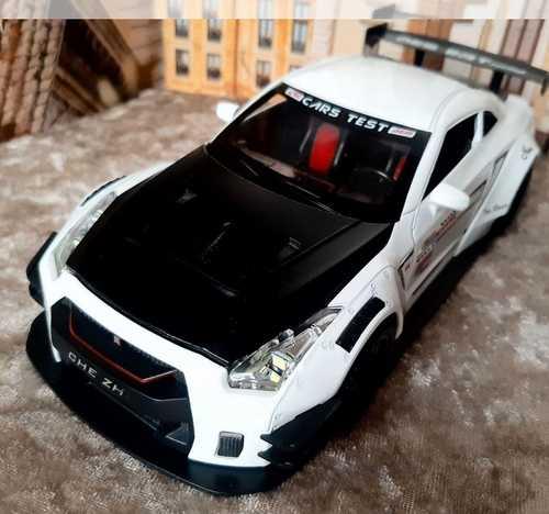 Модель автомобиля Nissan GTR R-35 1:24 новая