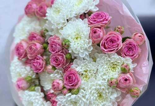 Букеты цветов из хризантемы и кустовой розы