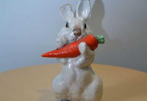 Фарфоровая статуэтка Заяц с морковкой