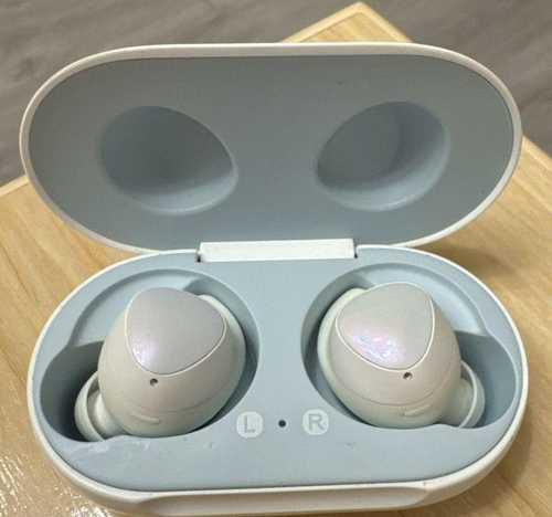 Беспроводные наушники samsung galaxy buds