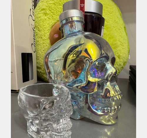 Пустая бутылка и стопка череп Crystal Head