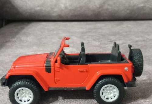 Внедорожник Jeep красного цвета