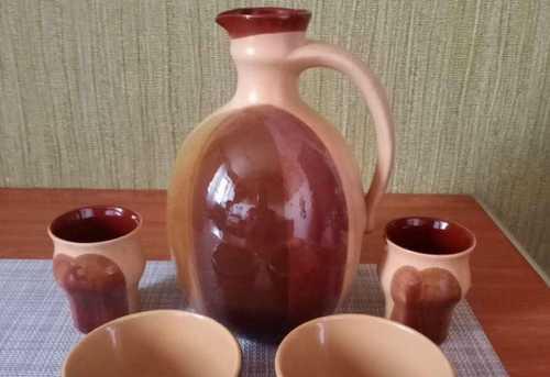 Глиняный кувшин для вина с чашечками
