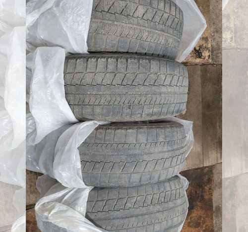 Bridgestone Blizzak VRX 215/60 R17