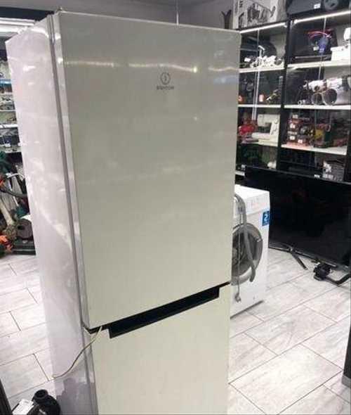 Холодильник Indesit DF4160W Full No Frost