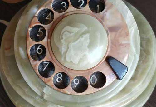 Старый винтажный ретро дисковый телефон из оникса