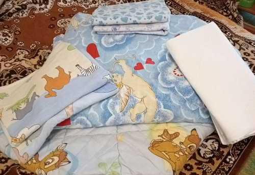 2 одеяла, бортики в кроватку, постельное и пеленки