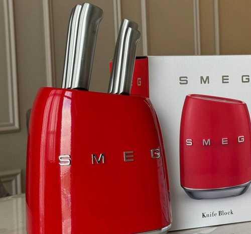 Кухонные ножи Smeg, красная подставка