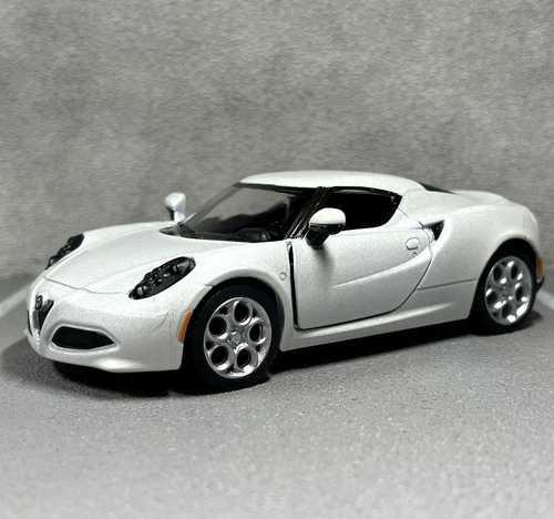 Модель автомобиля Alfa Romeo 4c 1:32 Kinsmart