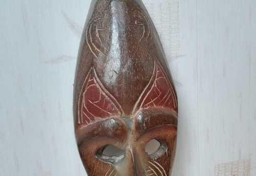 Африканская маска из дерева