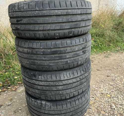 Pirelli P Zero 225/40 R19 и 255/35 R19 96Y