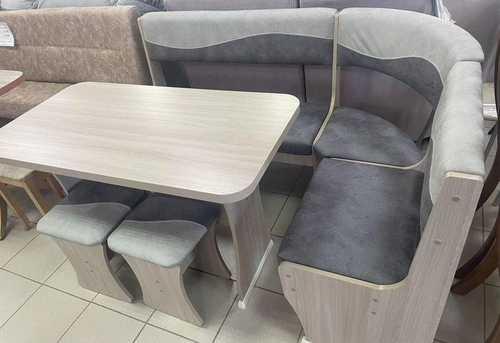 Кухонный уголок со столом и стульями (новый)