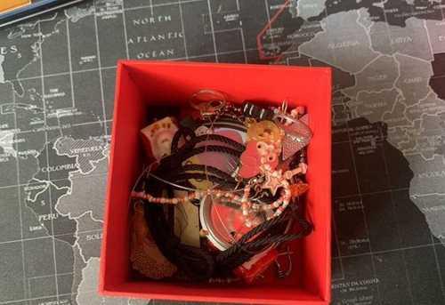 Коробка с мелкой бижутерией и украшениями