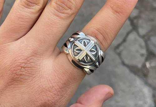 Серебряное кольцо 34 гр С барельефом крест