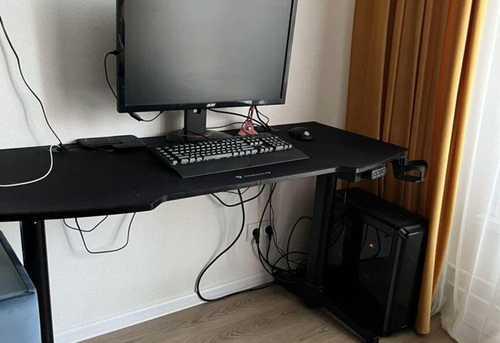 Игровой компьютер с монитором и клавиатурой стол