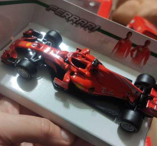 Модель 1:43 bburago ferrari SF71H