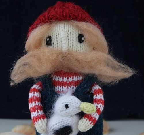 Вязаная игрушка моряк с чайкой