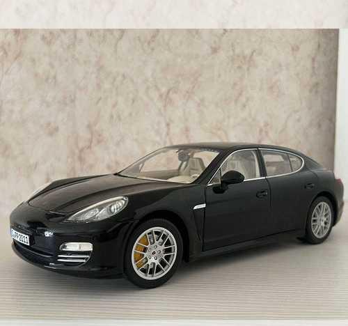 Модель 1/18 Norev Porsche Panamera 4S