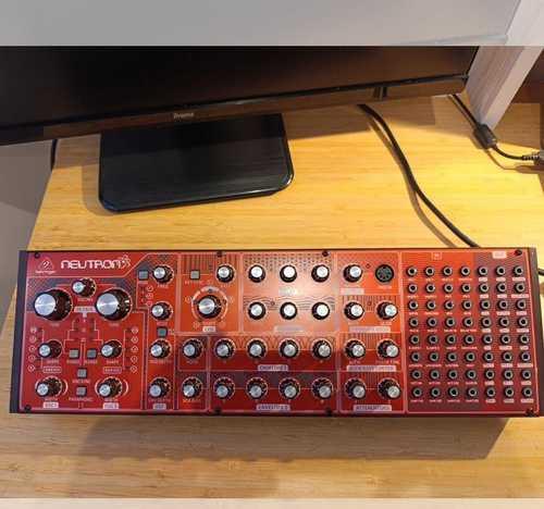 Behringer Neutron синтезатор парафонический