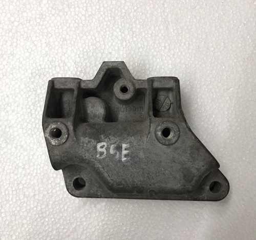 Кронштейн опоры МКПП 1K0199111E Golf 6