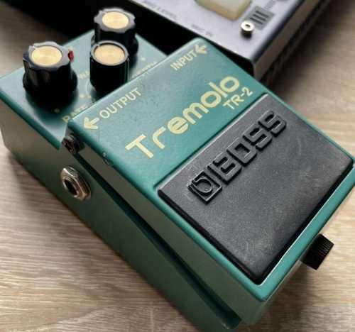 Гитарная педаль boss tr-2 tremolo