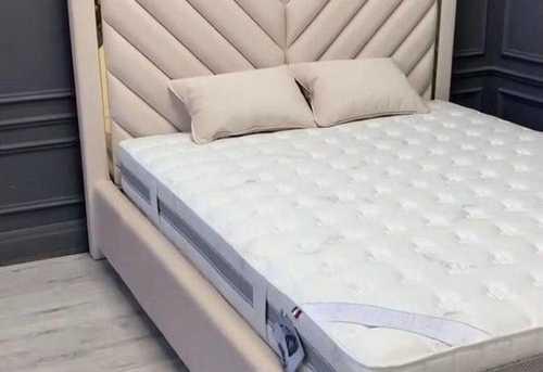 Двуспальная кровать с мягкой обивкой