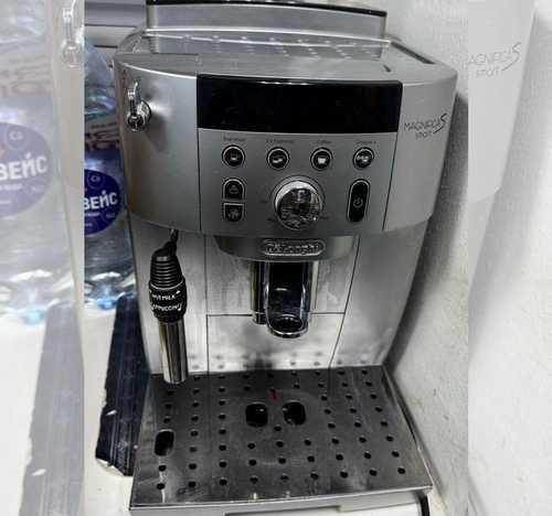 Кофемашина delonghi magnifica s