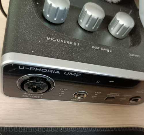 Звуковая карта behringer um2