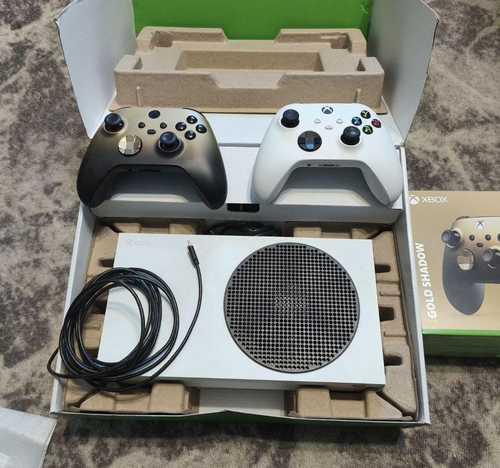 Xbox series s   2 джойстика (акамулятор)