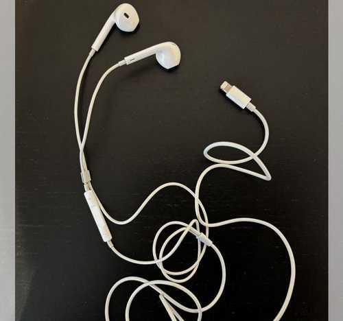 Наушники apple earpods lightning проводные