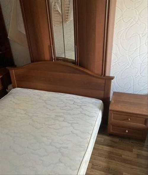 Кровать двухспальная с матрасом + две тумбочки