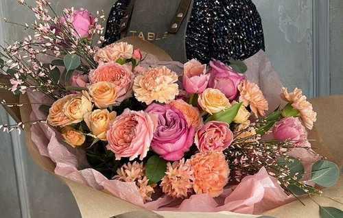 Разноцветные розы и букеты цветов с доставкой