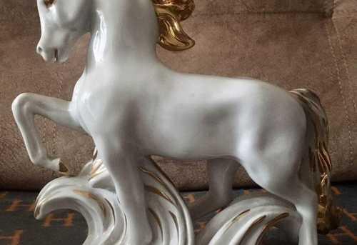 Статуэтка фарфор лфз "Златогривый конь"