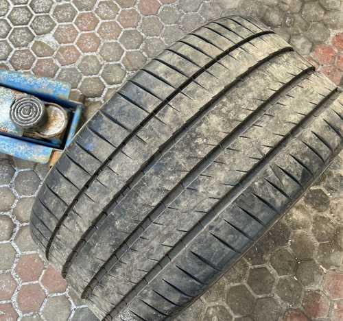 Michelin Pilot Sport 4 S 335/25 R22