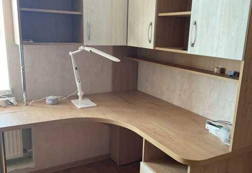 Угловой письменный стол с полками
