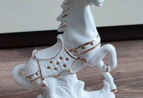 Фарфоровая статуэтка "Конь на дыбах"