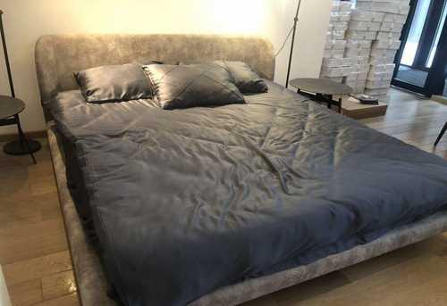 Кровать на металлических ножках