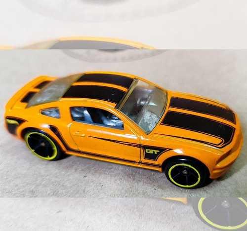 Модель автомобиля Ford Mustang GT 2005, 1:64