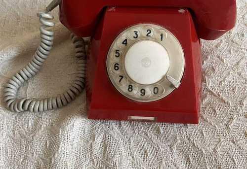 Старый телефон советский СССР красный