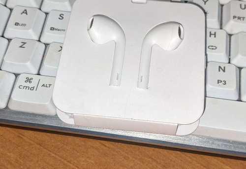 Наушники Apple EarPods Lightning connector