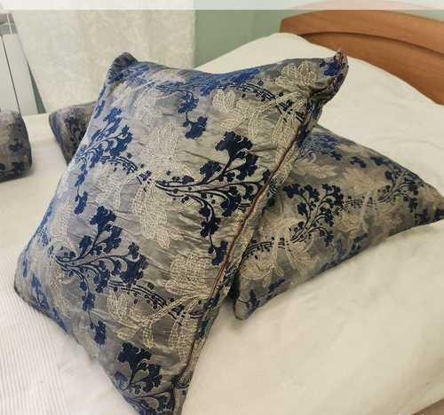 Декоративные подушки и валики для дивана
