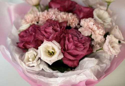 Яркий букет из яркорозовых роз и лизиантуса