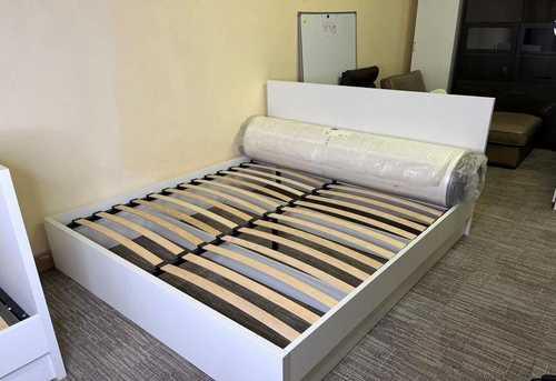 Кровать двухспальная состояние новой
